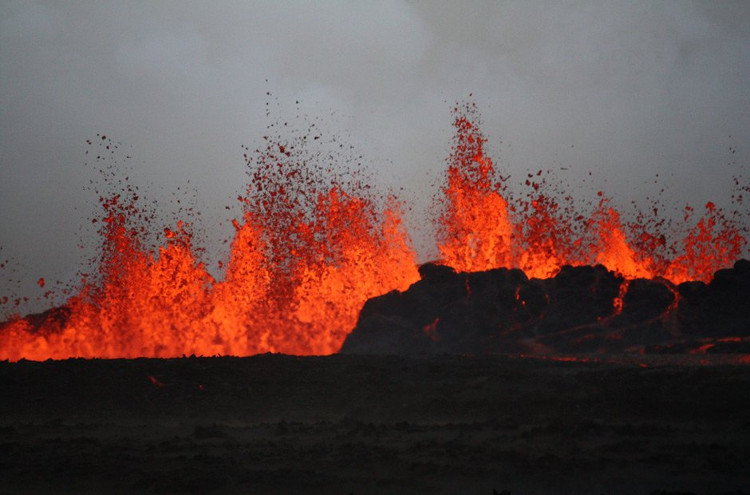 Sông dung nham nóng như Mặt Trời chảy từ Canada sang Nga - KhoaHoc.tv